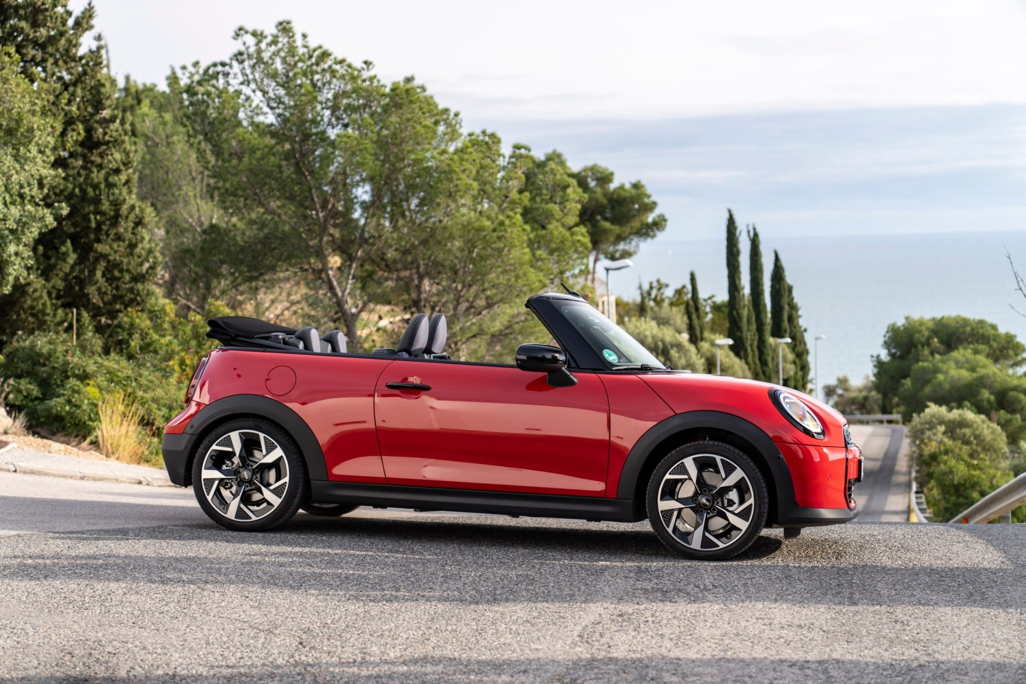 Diseño icónico, color vibrante: así es el nuevo MINI Cooper Convertible ...